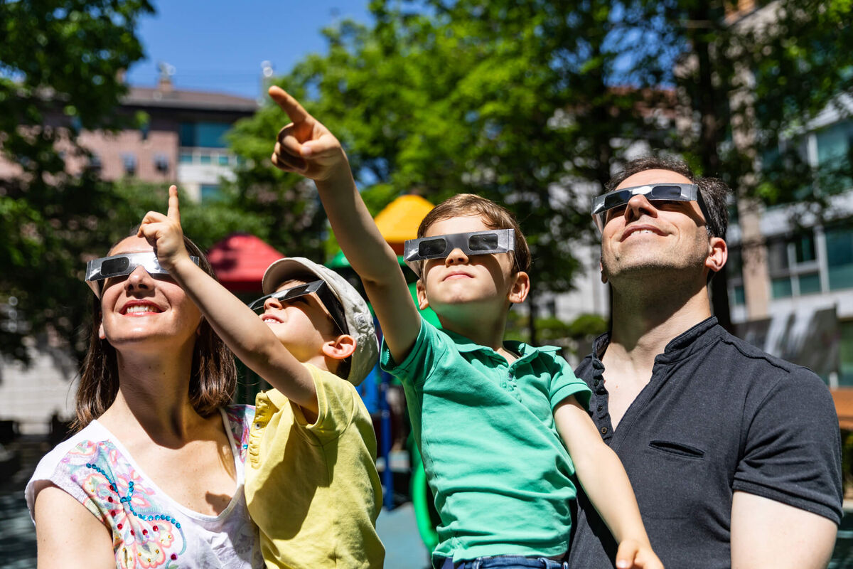 How to Safely Enjoy the Solar Eclipse with Your Child | Alloprof