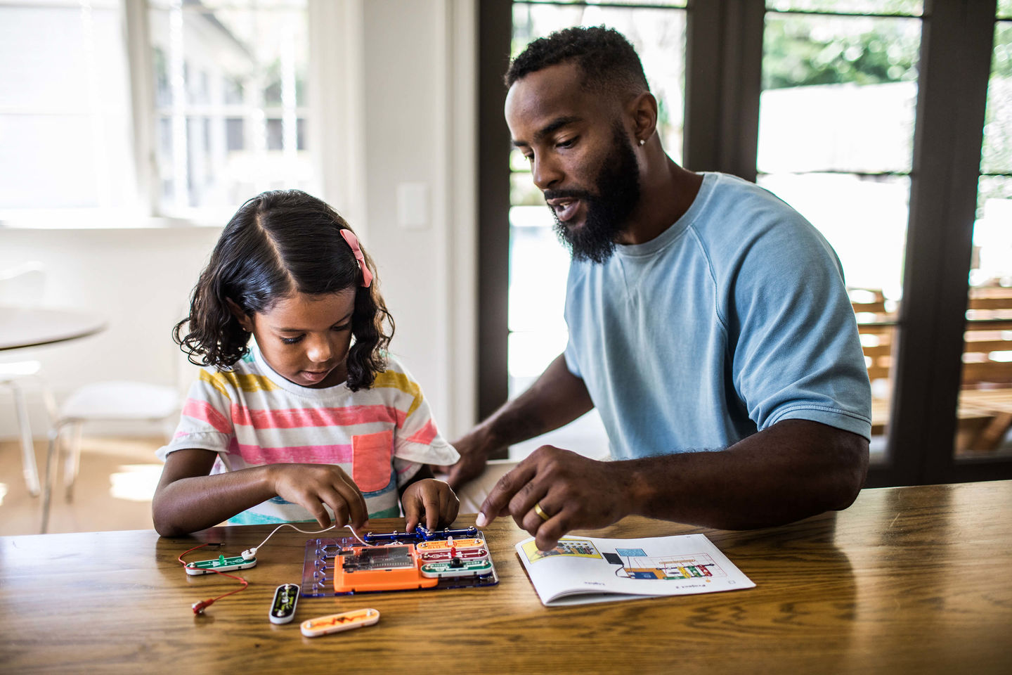 5 trucs pour apprendre à mon enfant à demander de l’aide | Alloprof